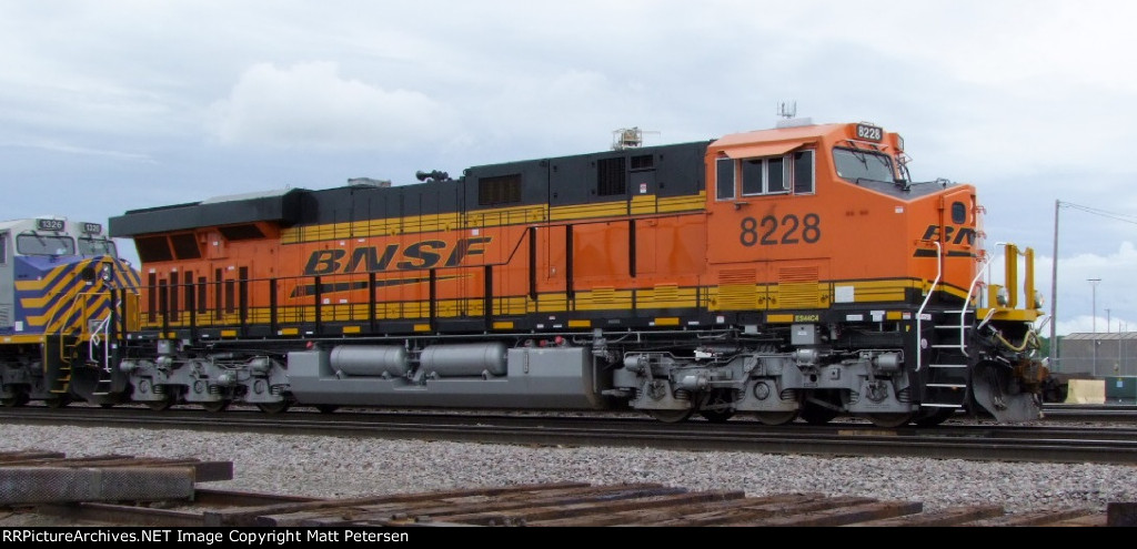 BNSF 8228