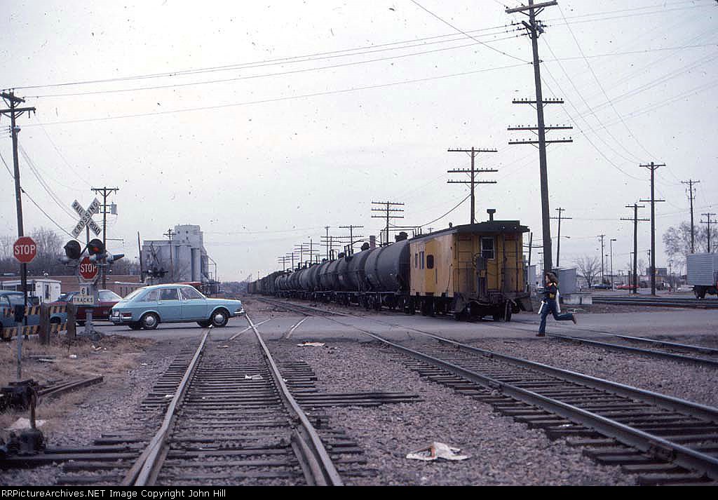 1038-04 Eastbound CNW freight