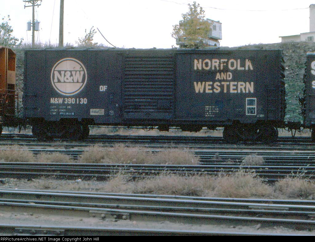 1025-02 N&W 390130 at BN St. Anthony Jct.