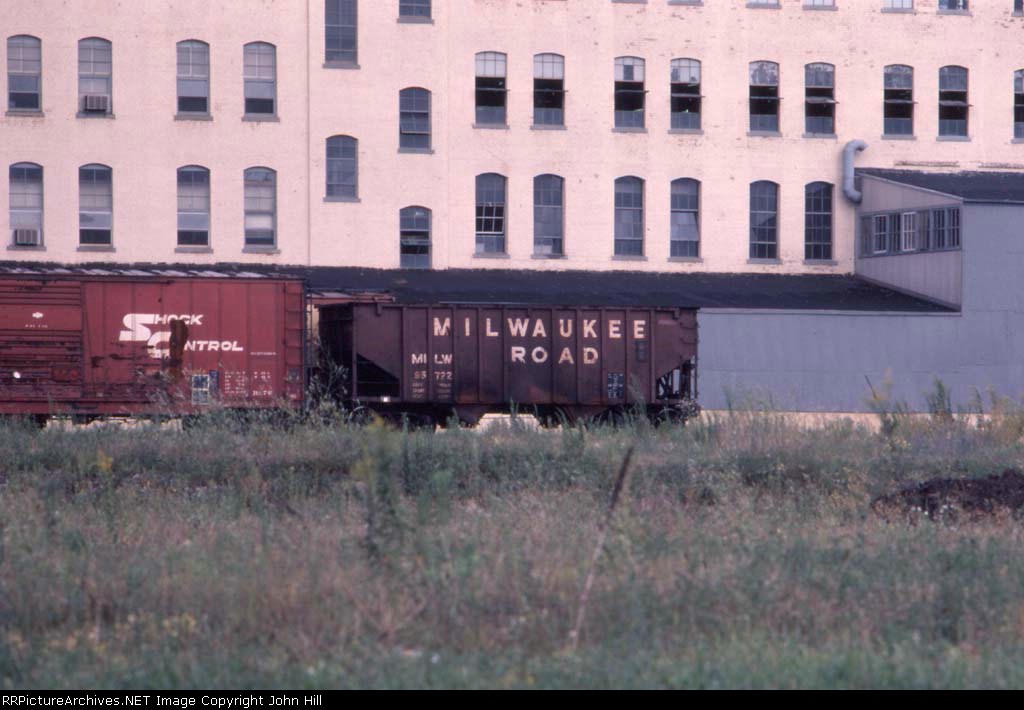 1072-16 MILW Hopper at MT Midway