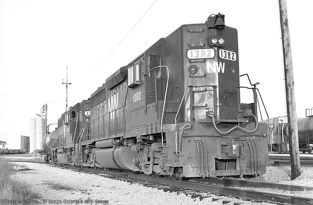 NW GP40 1382