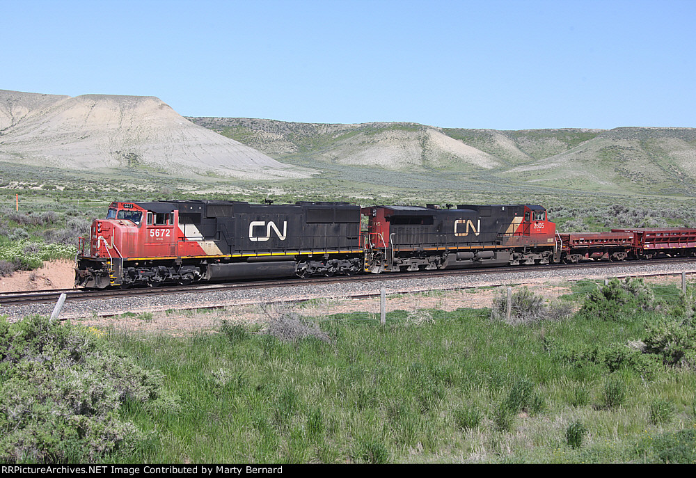 CN 5672 and 2605