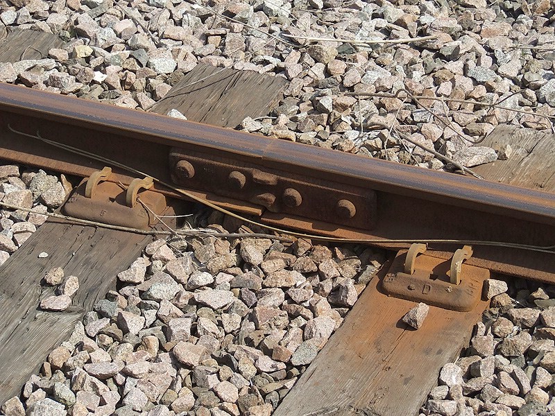 Fishplate joining two sections of flat bottom rail with differing ...