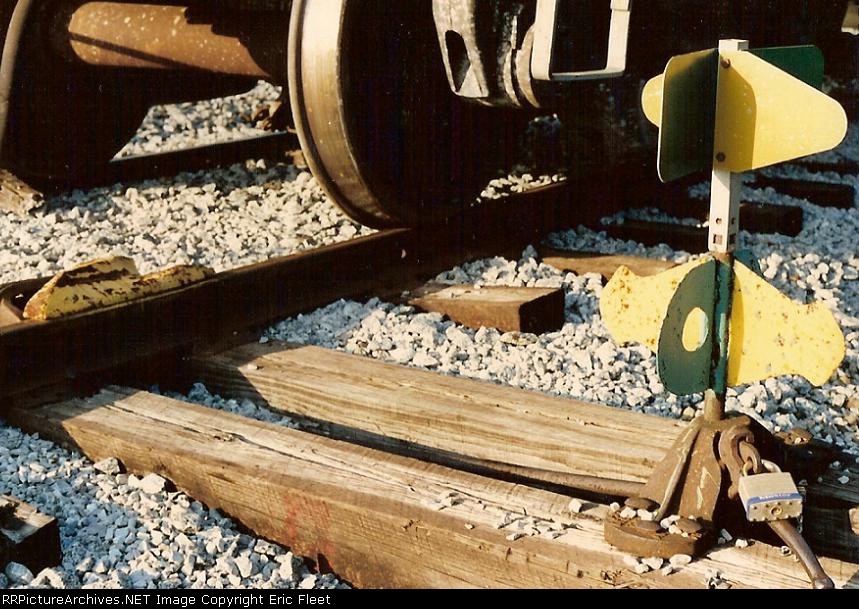 LN switch stand & derail