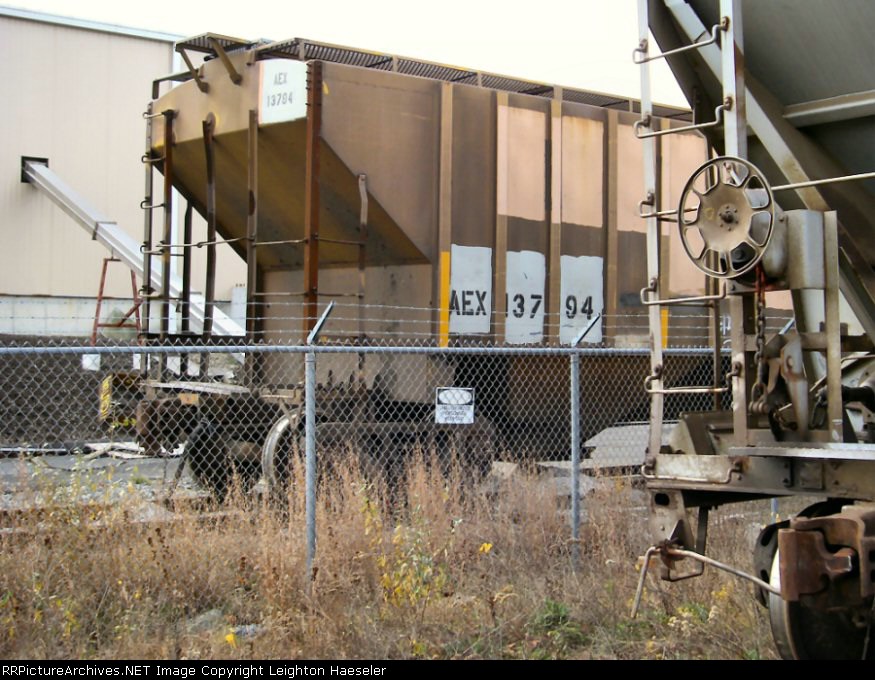 AEX 13794 (ex-HS 25017, ex-NAHX 53018, ex-MILW 100672) unloading