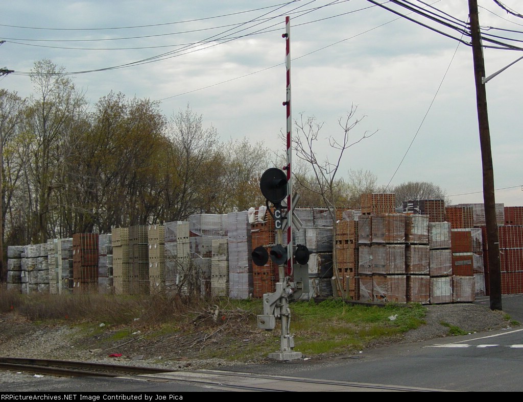 Grade Crossing Signal With Center Circuit Signal