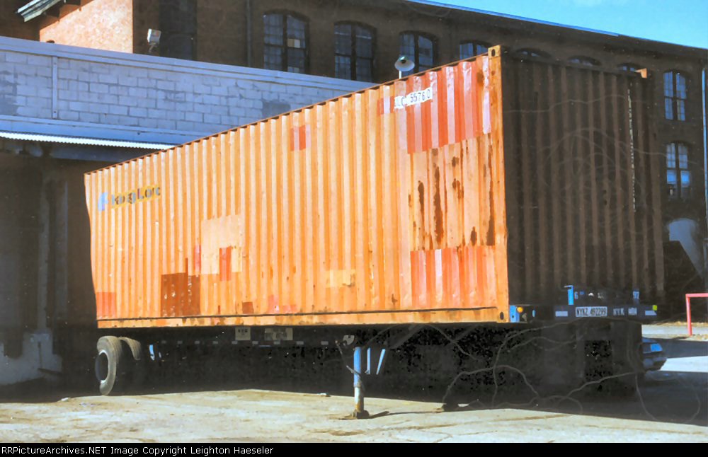 HLCU 455765 on chassis NYKZ 492299