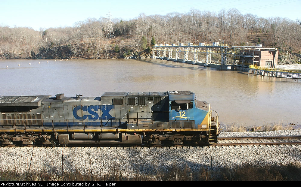 220 - CSXT 12 on the G88807 next to the dam and high James River