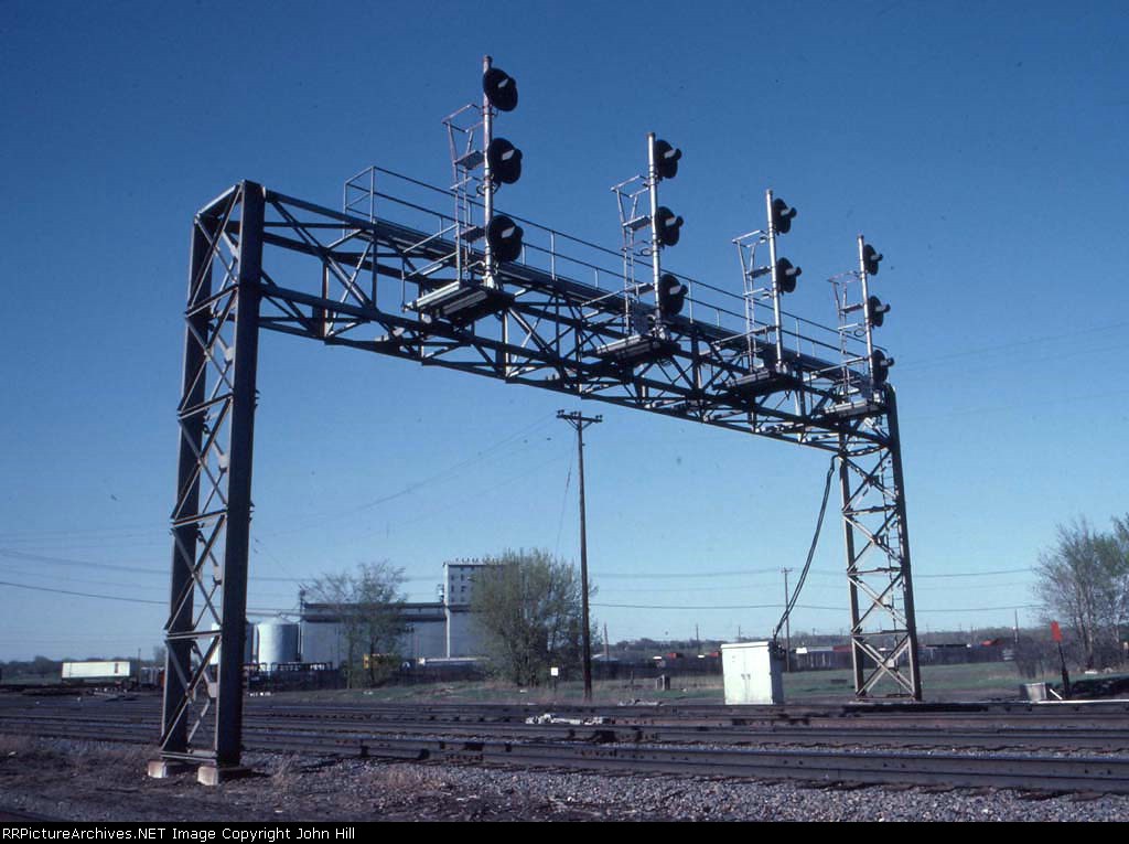 1332-30 BN signal bridge at Northtown CTC University