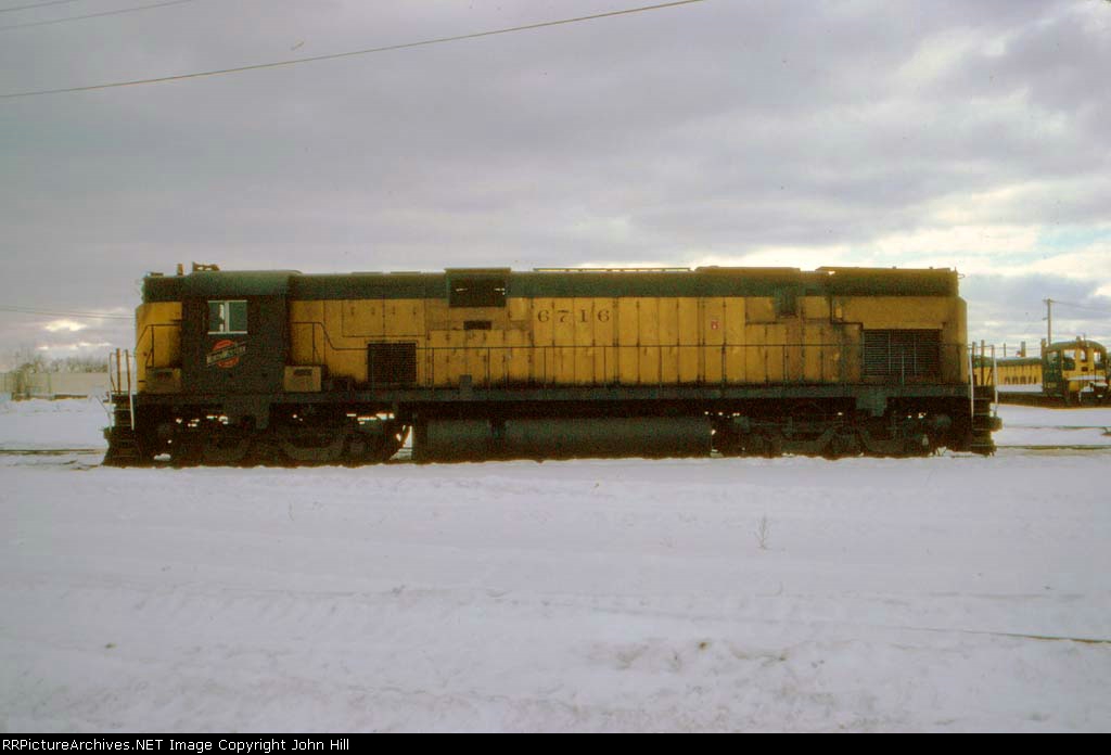 1387-34 C&NW 6716 at BN ex-GN Mpls Jct. roundhouse
