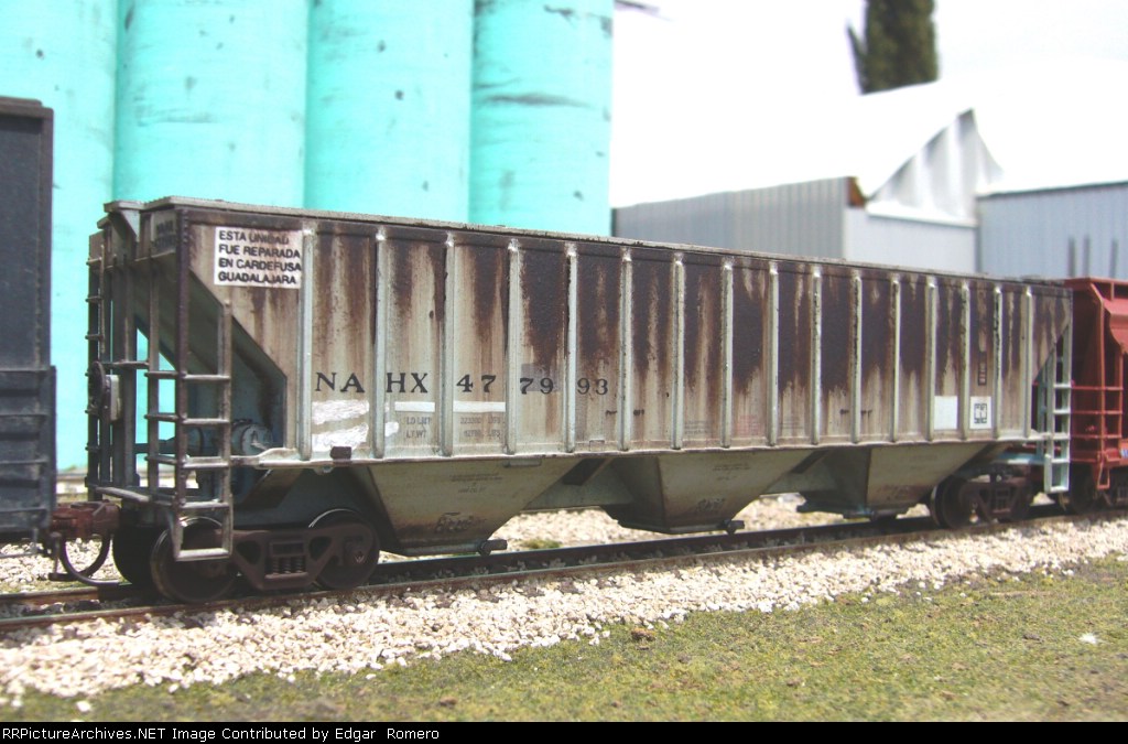 NAHX 477993. Severe rusty Athearn RTR PS covered hopper model