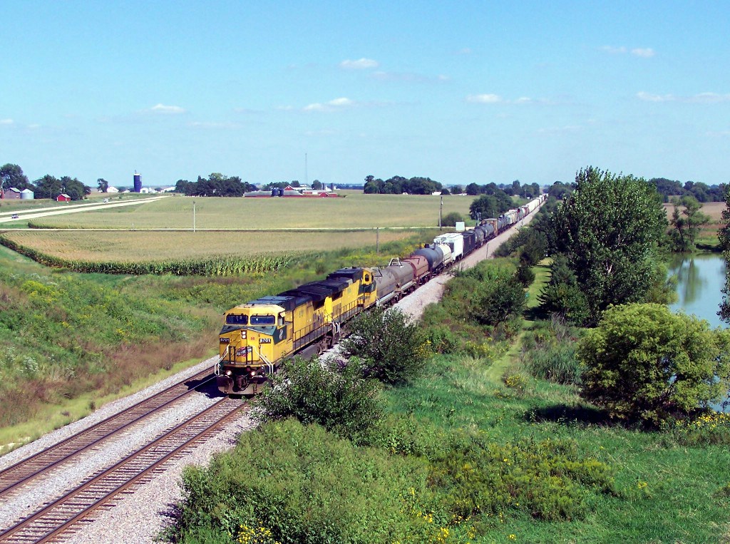 CNW 8701 and 8646 get up speed as MPRCB is about to duck under US 30 east
