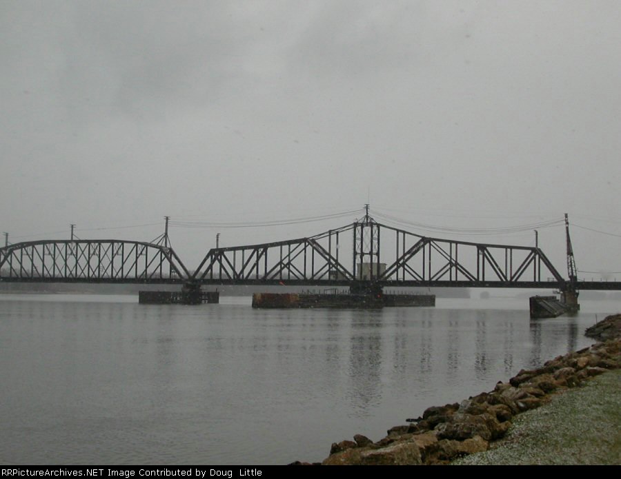 ICE Mississippi River Bridge