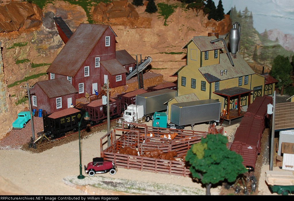 Cal Den Besten's Great Northern Railroad HO Layout - Image No. 5