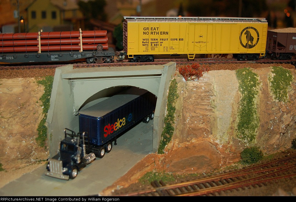 Cal Den Besten's Great Northern Railroad HO Layout - Image No. 8