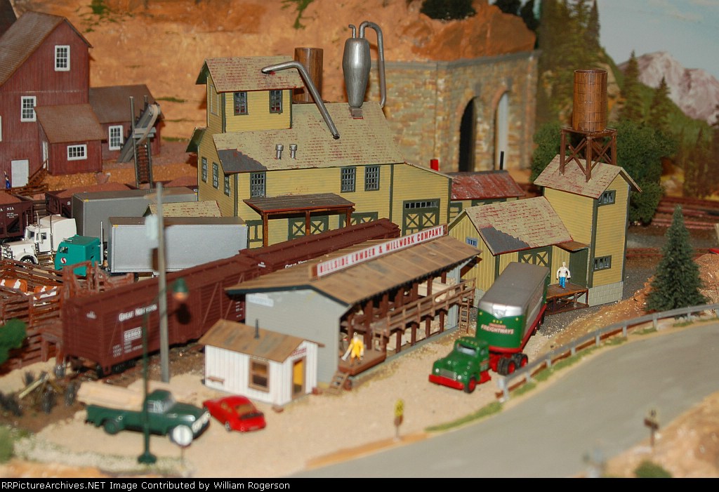 Cal Den Besten's Great Northern Railroad HO Layout - Image No. 10