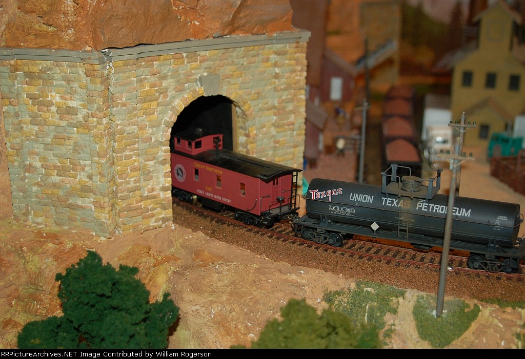 Cal Den Besten's Great Northern Railroad HO Layout - Image No. 17