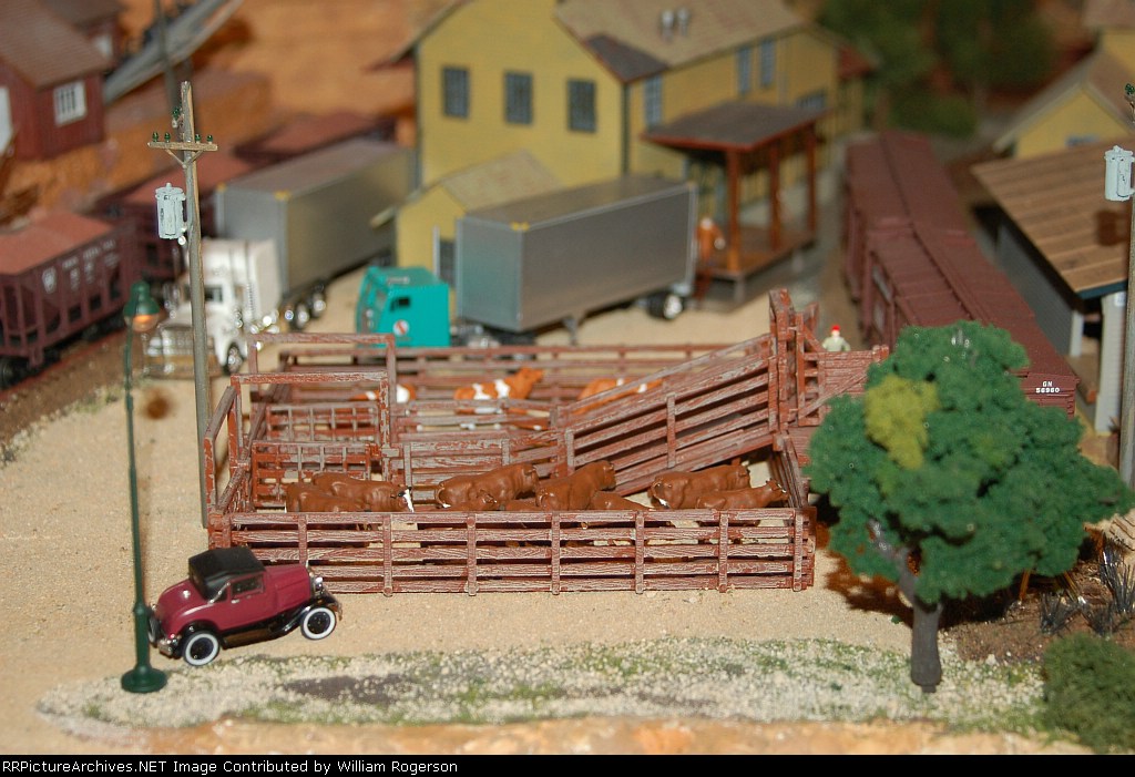 Cal Den Besten's Great Northern Railroad HO Layout - Image No. 18