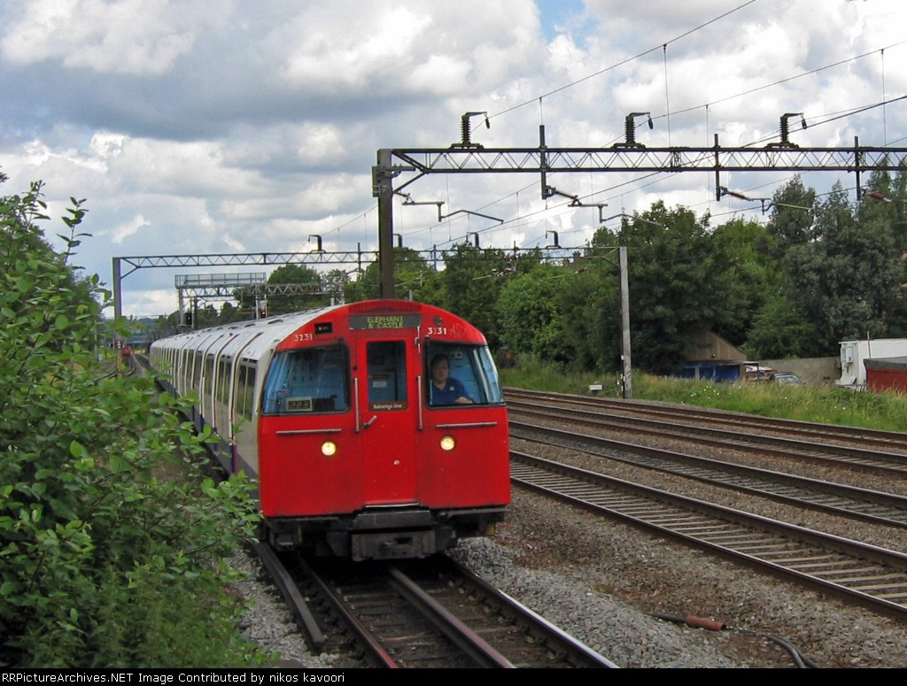 Lonon Underground 3231 approaches the South Kenton station