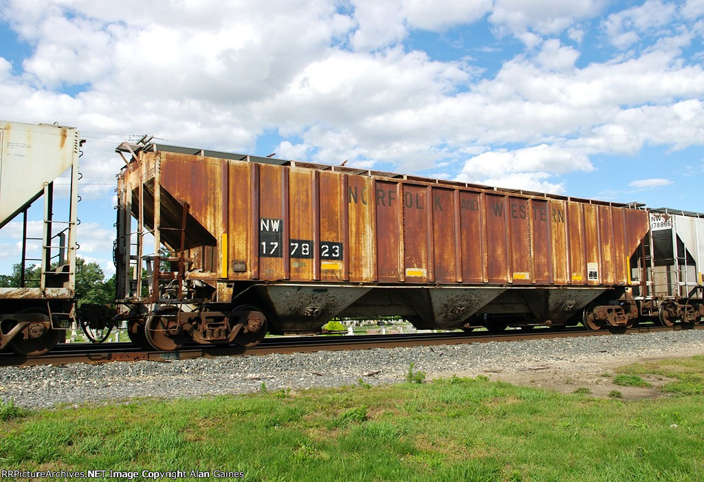 NW Covered Hopper 177823