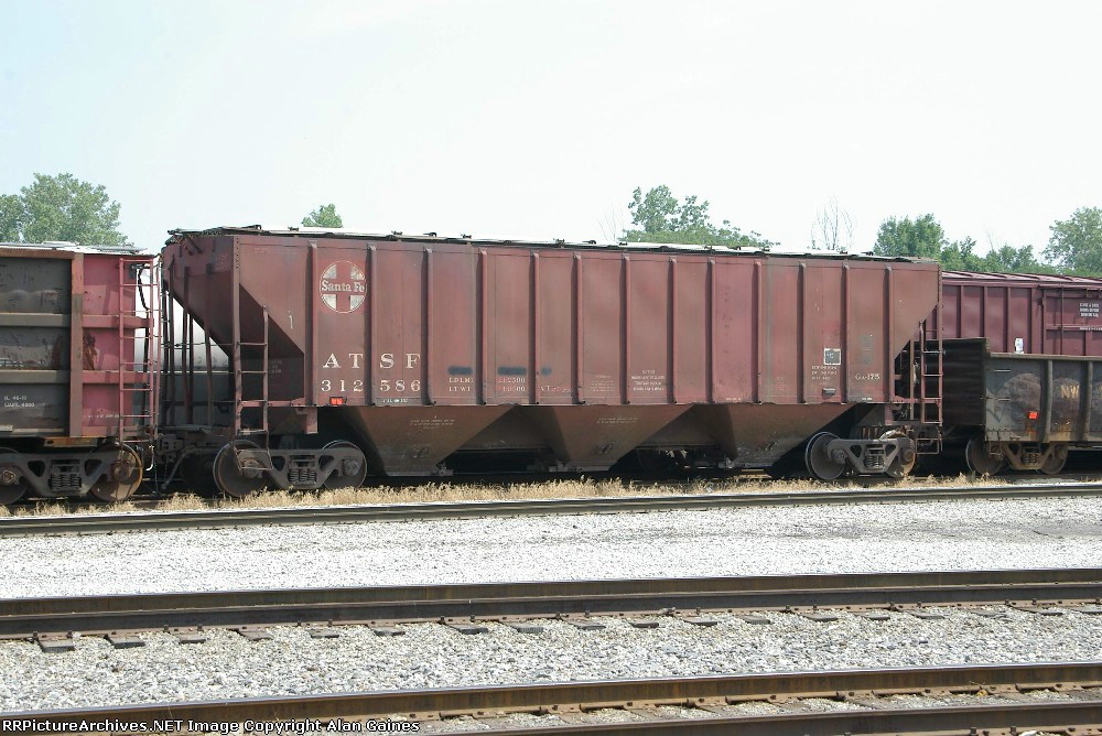 AT&SF 3 Bay Covered Hopper 312586