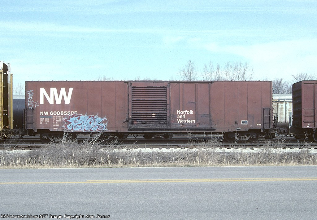 NW Box Car 600855
