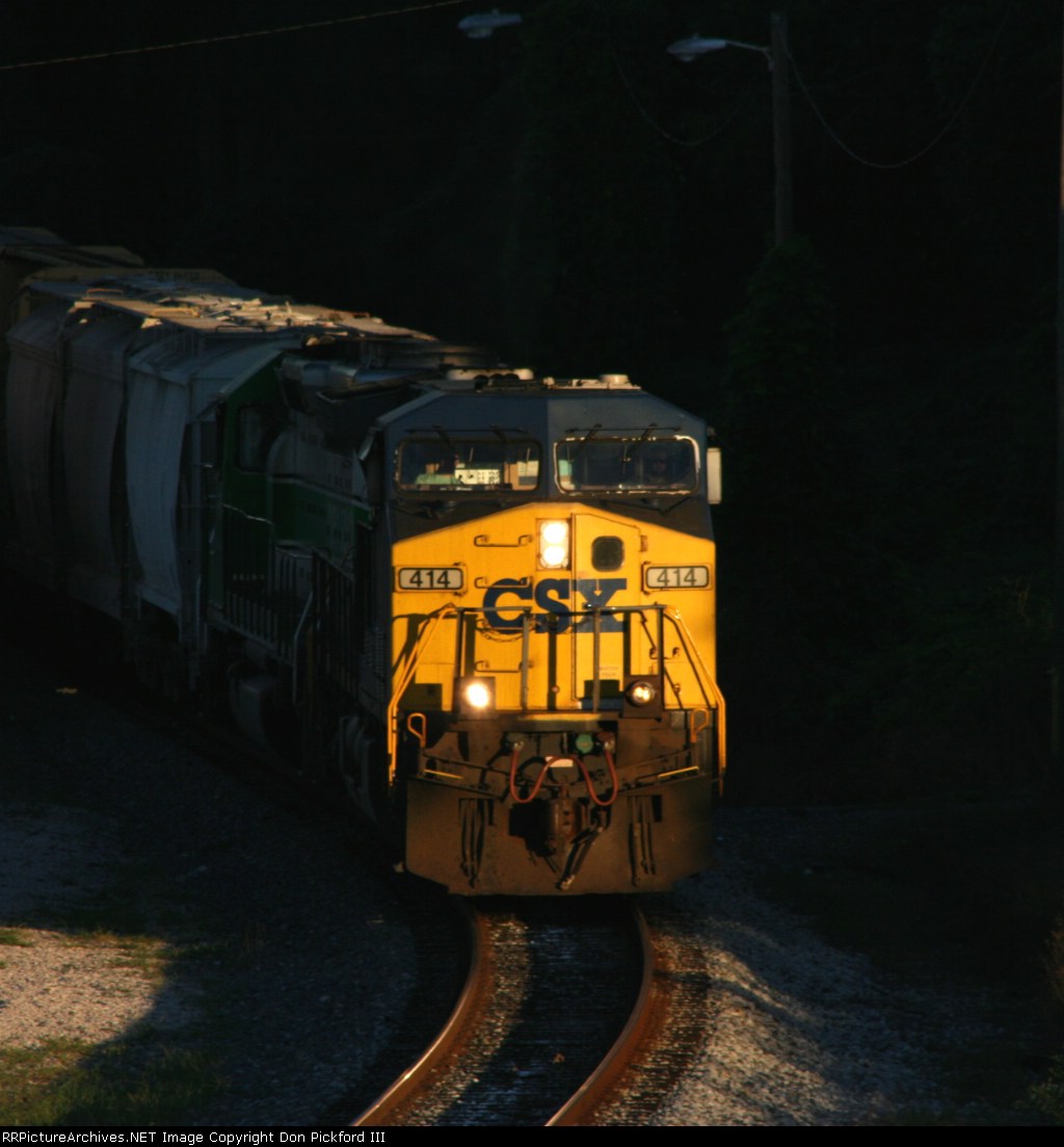 CSX 414 "AC4400CW" Pops its way back into the sunlight coming around ...