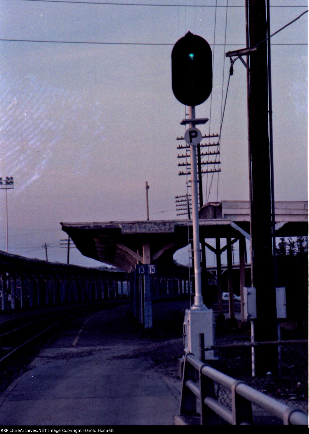 Signal in advance of the passenger station