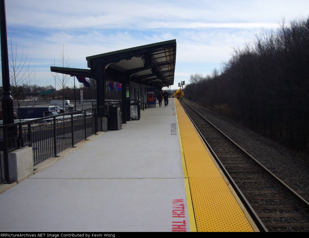 Wayne-Route 23 station platform