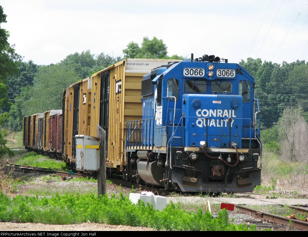 3066 waits as B1G sits tied down