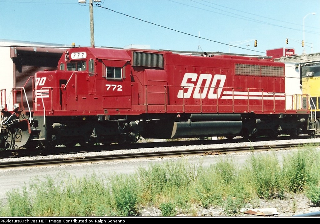 Candy Apple red SD40 stands out on this day, mated to an NYSW SD70M
