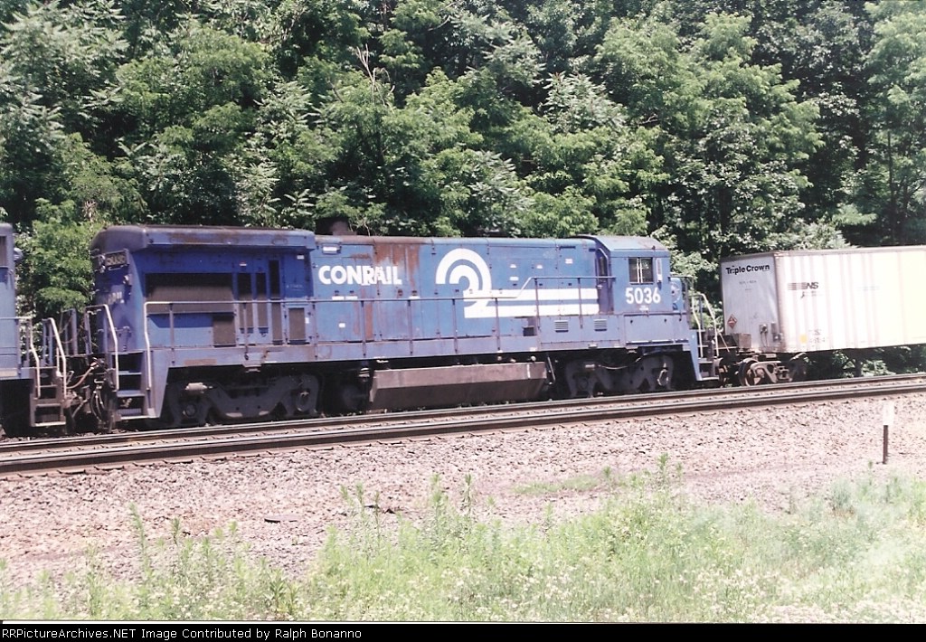 B36-7 5036 helps to lead a roadrailer train around the curve westbound