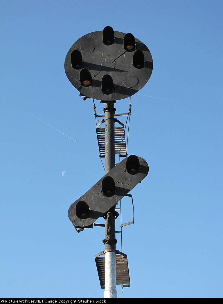 A target signal, two airlines in flight and the Moon