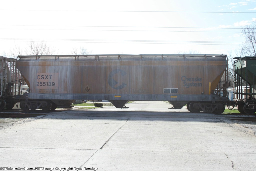 CSX 255139 covered hopper (Chessie System)