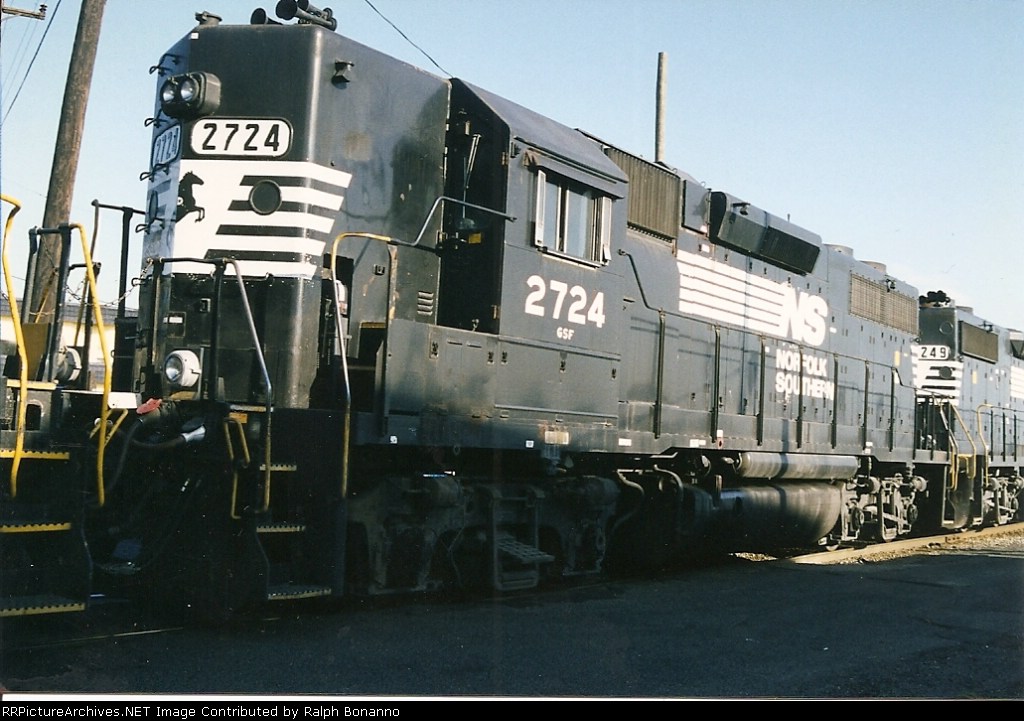 GP38AC 2724 is the middle unit in the consist of a alte arriving 258 at ...