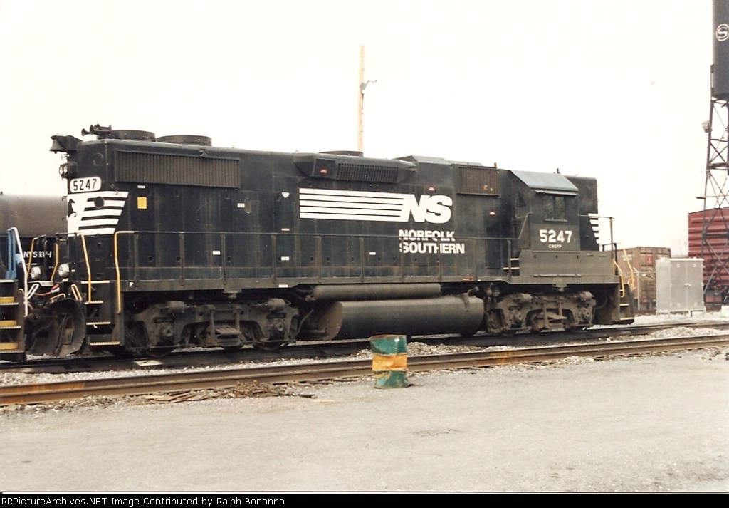 GP38-2 5247 awaits servicing between runs