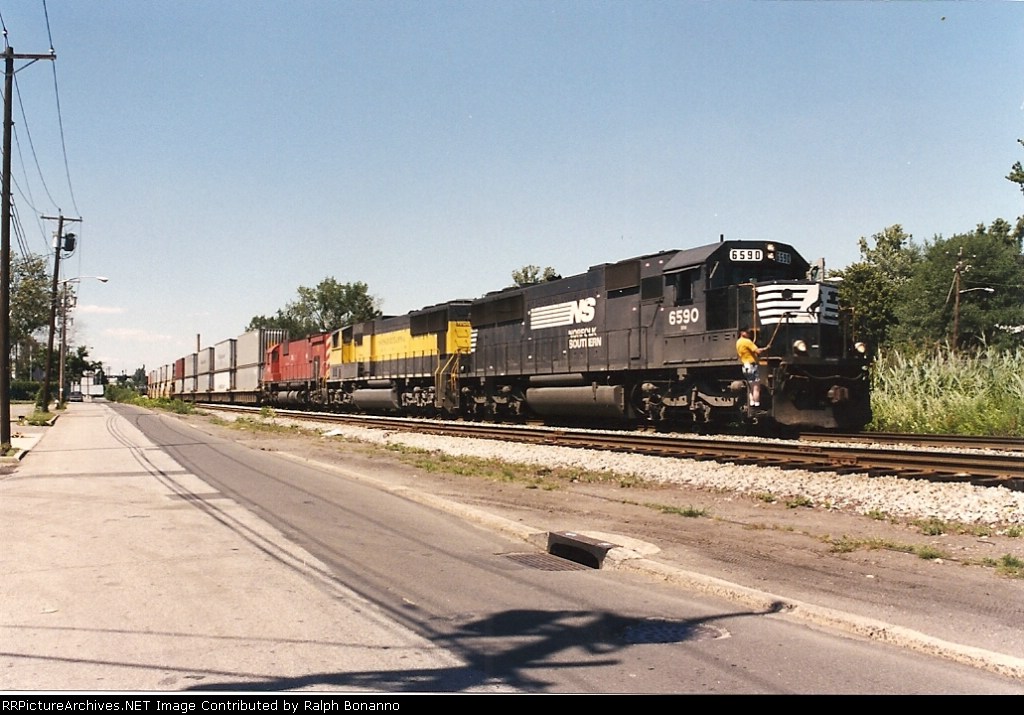 SQ550, with borrowed M636 4743(from the D-L) approaches Mt Vernon St ...