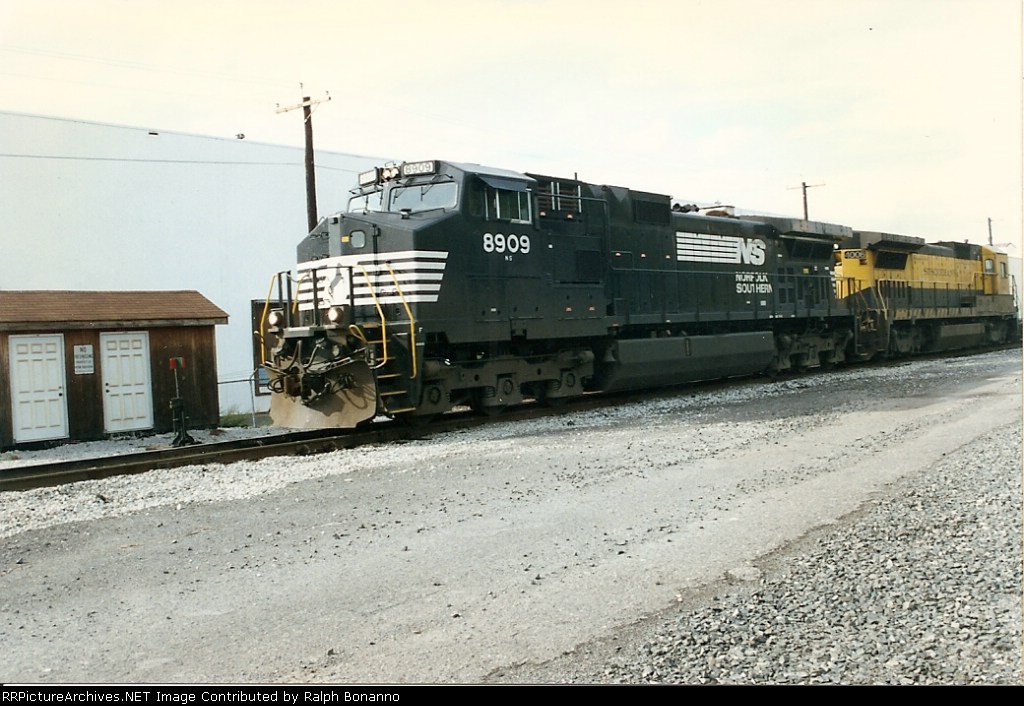 NS wide cab 8909 and B40 4006 move across Bergen Tpke