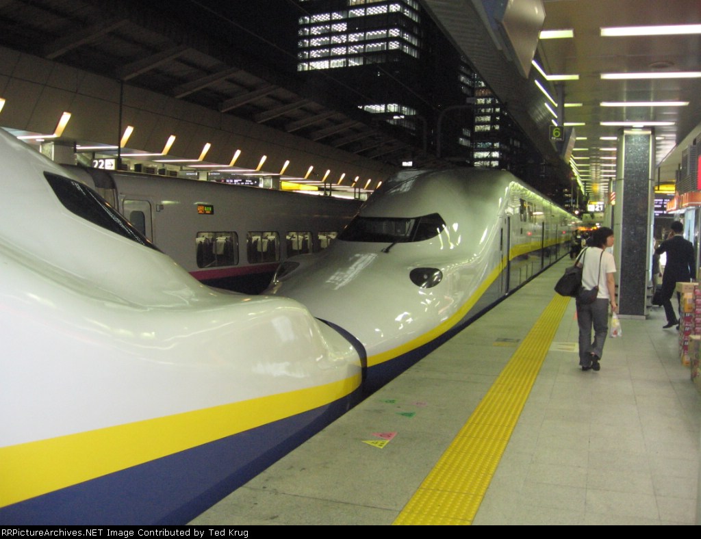 Two Shinkansen Max coupled together