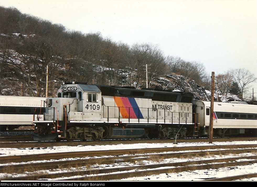 GP40PH-2 4109 rests between runs in the passenger yard