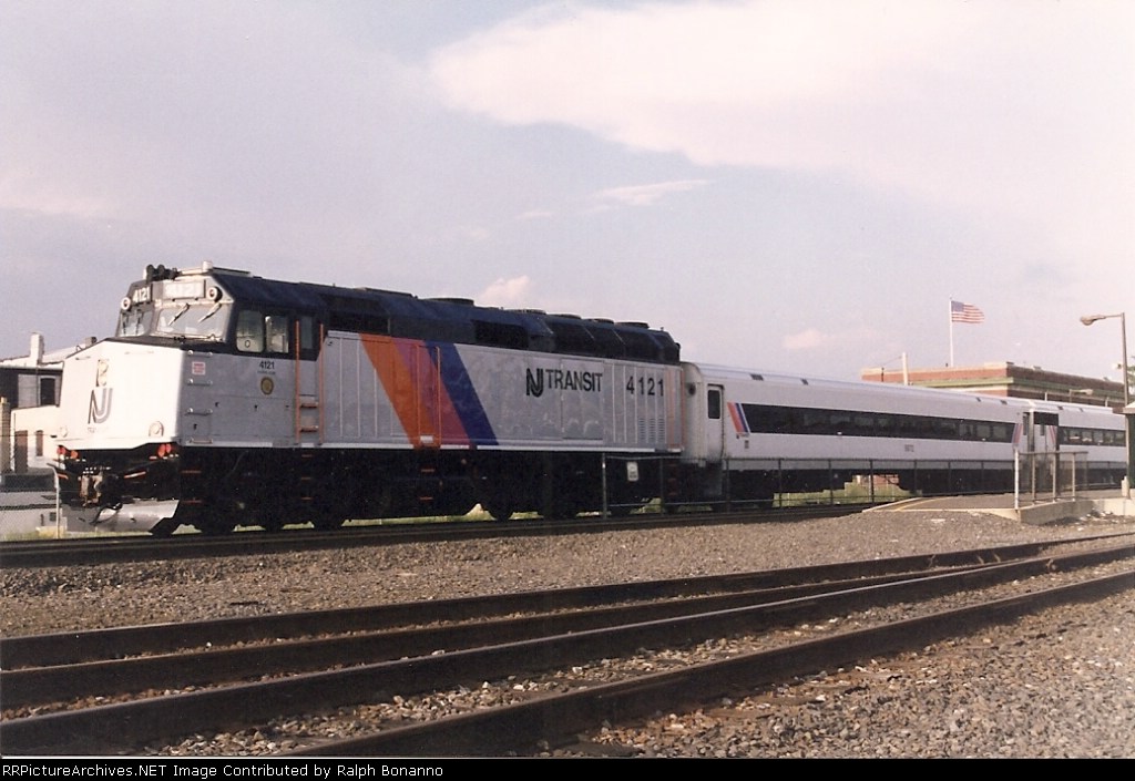 F40PH-2CAT 4121 departs the station westbound