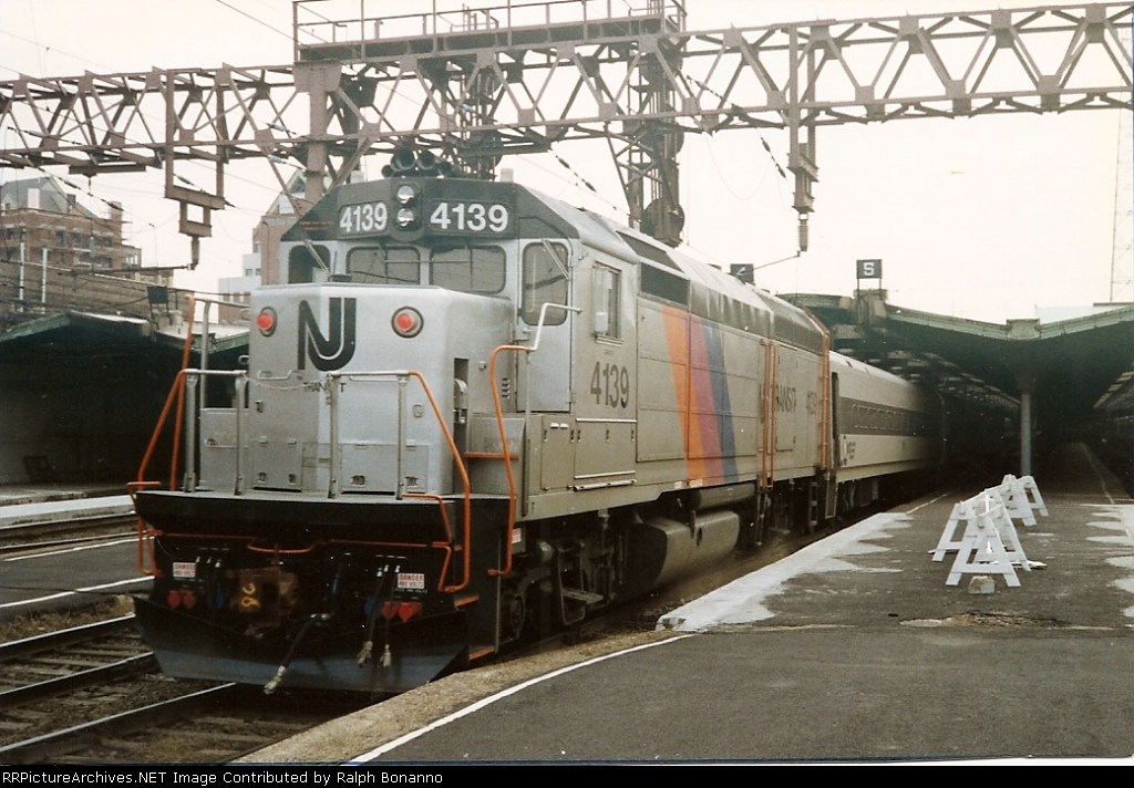 4139 sits on track 5 awaiting its next run west