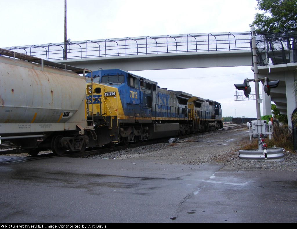 CSX 7658 & 7812 head into Moncrief Yard