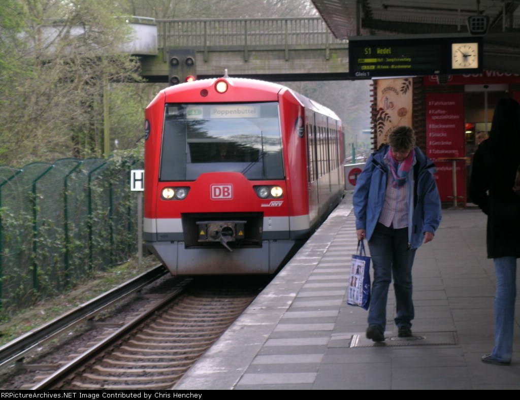S1 Train Arriving at Poppenbuttel