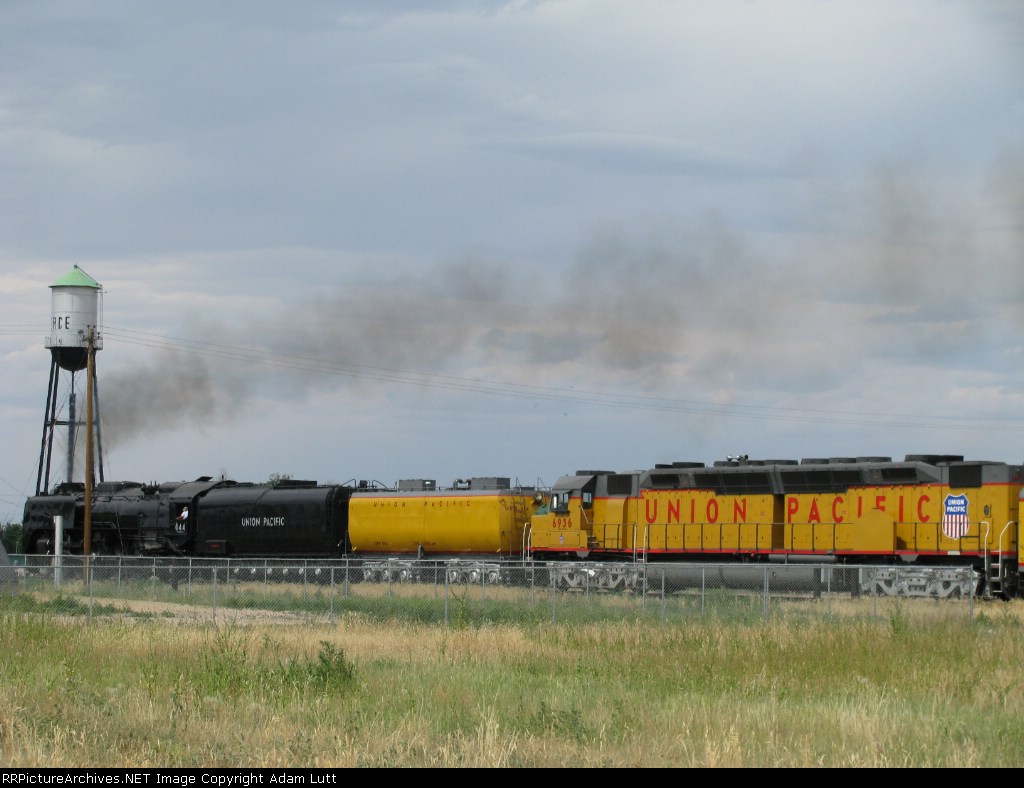 UP 844 at speed