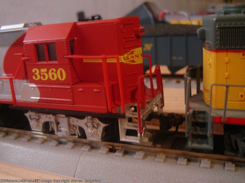MY BRAND NEW ATSF (EMD GP38-2) HIGH HOOD