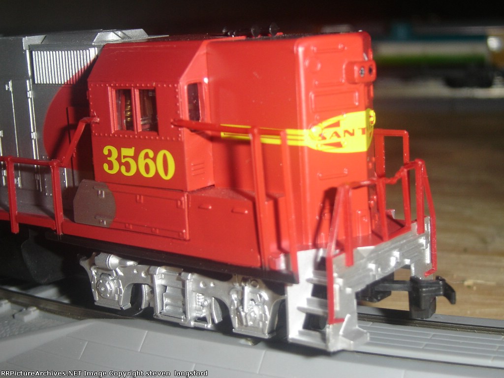 MY BRAND NEW ATSF (EMD GP38-2) HIGH HOOD