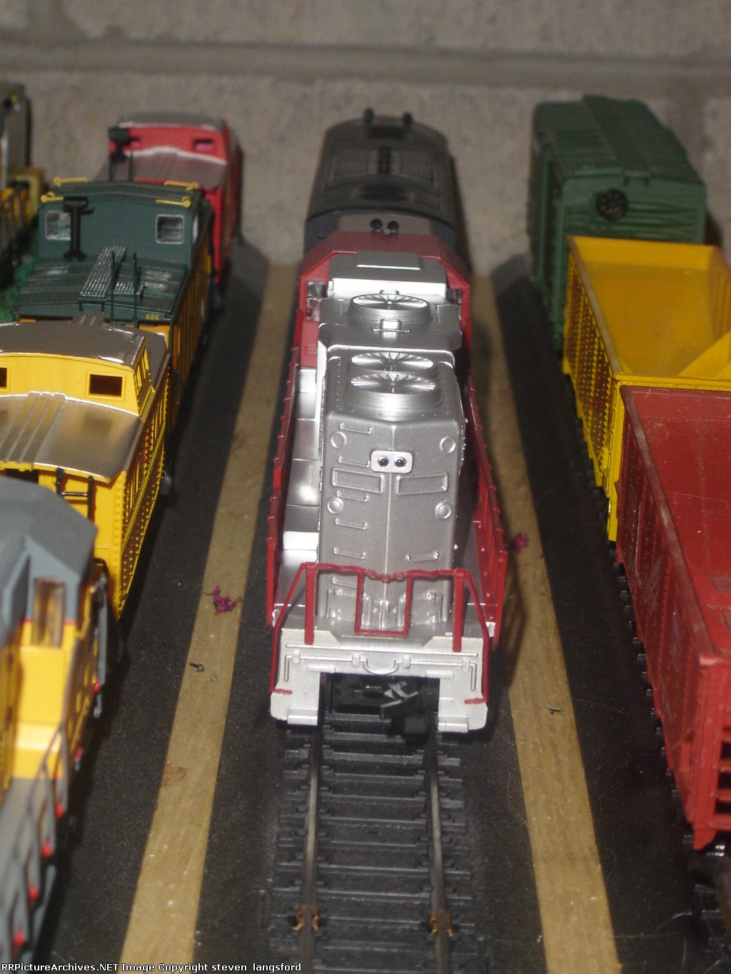 MY BRAND NEW ATSF (EMD GP38-2) HIGH HOOD