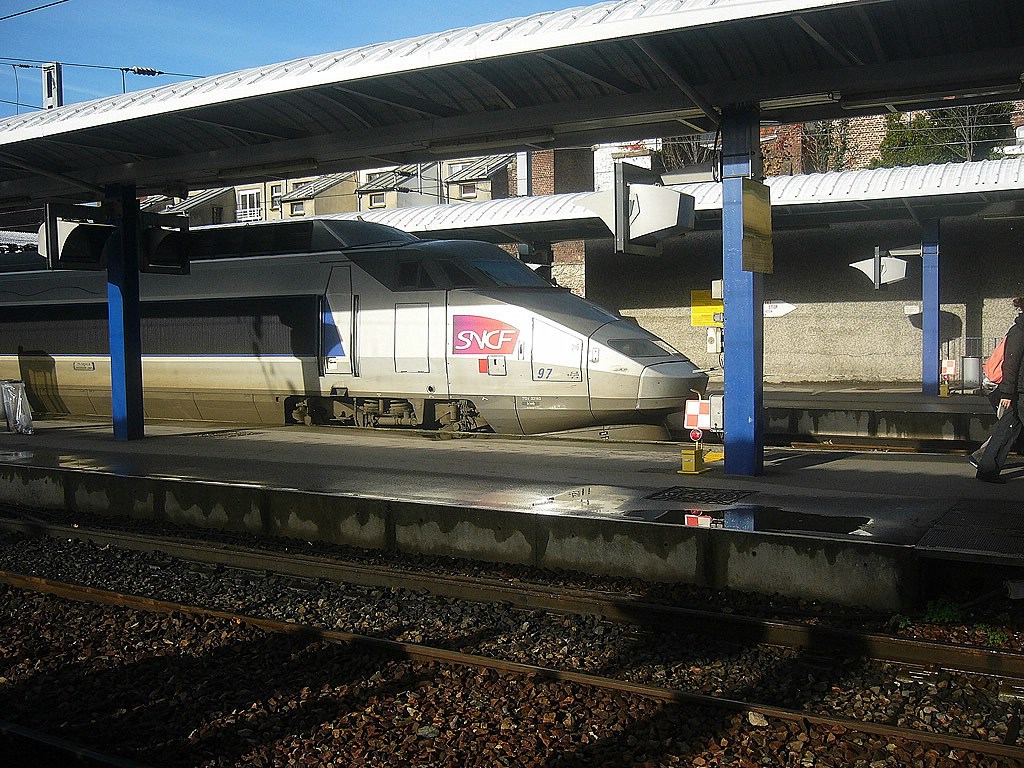 SNCF TGV en Gare SNCF Calais Ville. Train Vitesse pour Paris Gare du ...