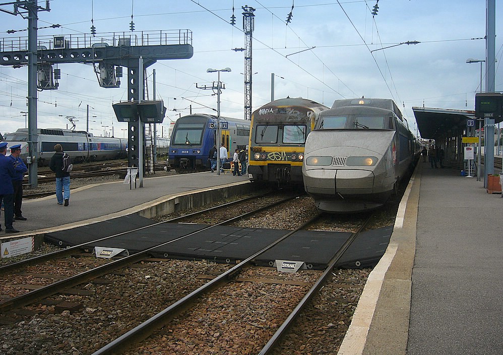 SNCF TGV en Gare SNCF Dunkerque Ville. Train Vitesse pour Paris Gare du ...